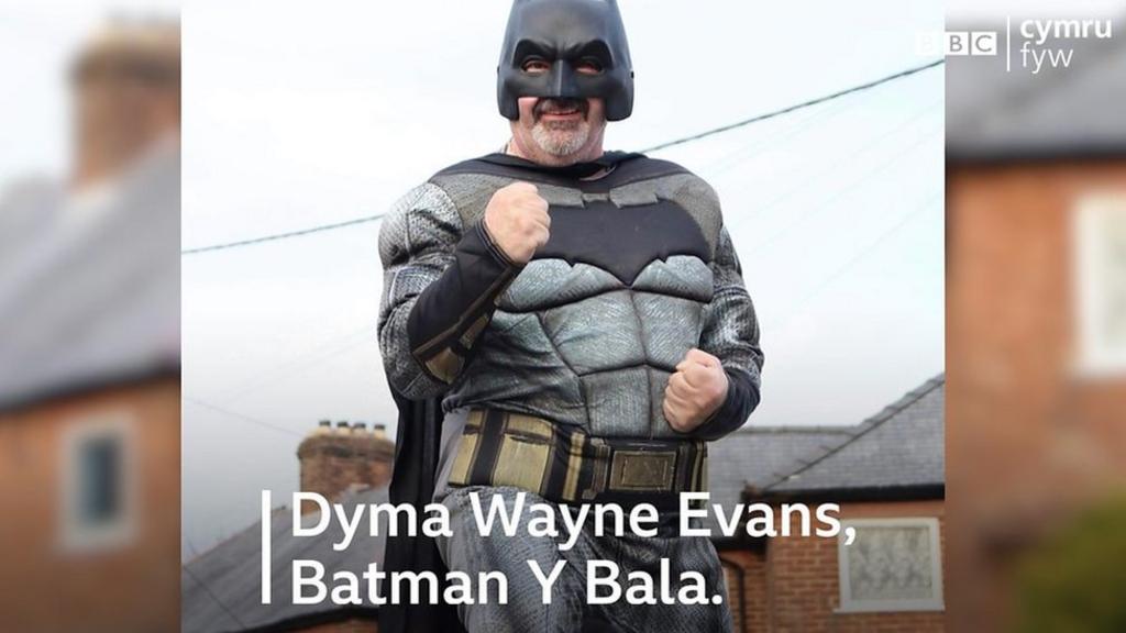 Batman yn dod â gwên i wynebau pobl Y Bala - BBC Cymru Fyw