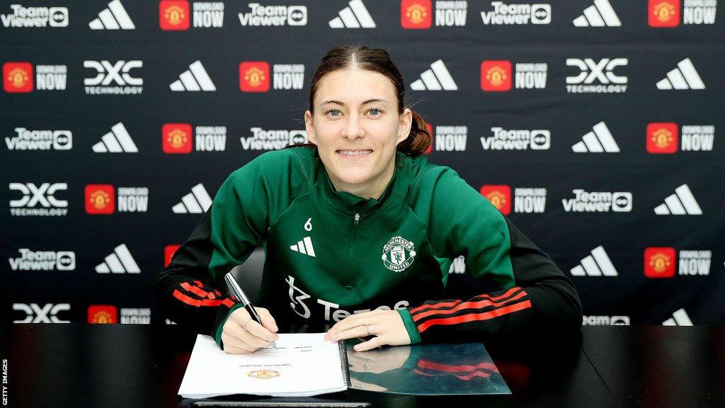 Hannah Blundell: Manchester United defender signs new deal - BBC Sport