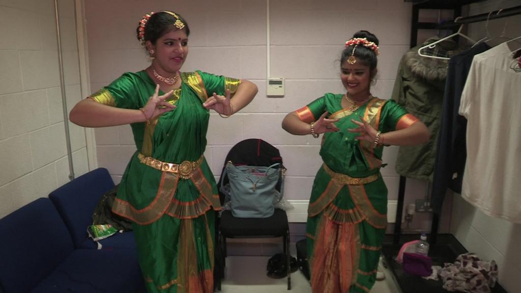 Ayshah learns some dance moves for Diwali - BBC Newsround