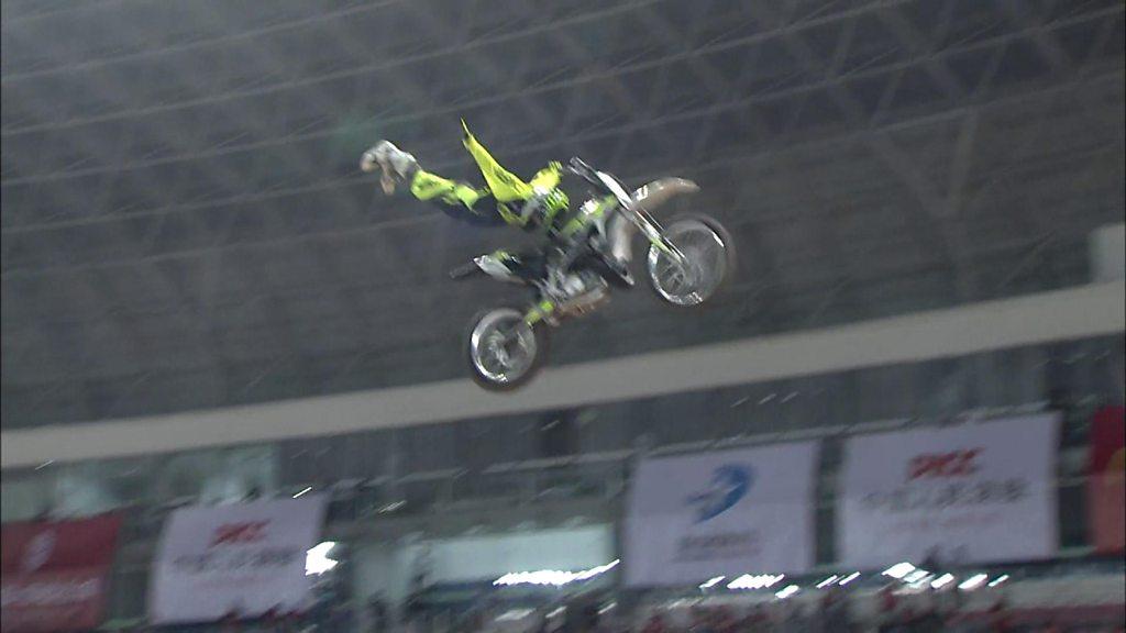 Bikers perform amazing tricks - BBC Newsround