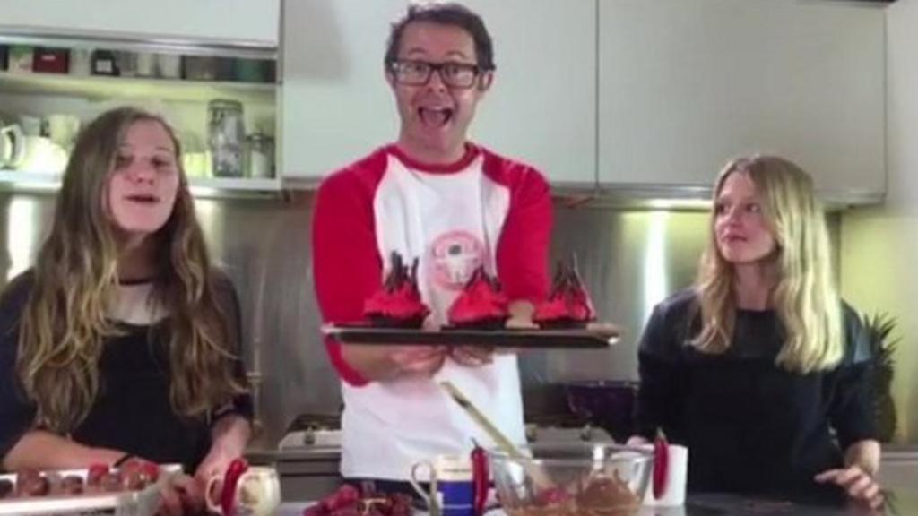 Stefan Gates gives us his top recipes for Bonfire Night - BBC Newsround