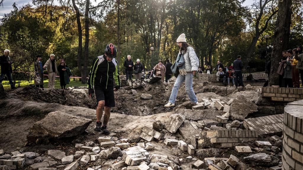 Ukraine war latest: Fresh strikes near Kyiv as Putin meets Turkey's ...