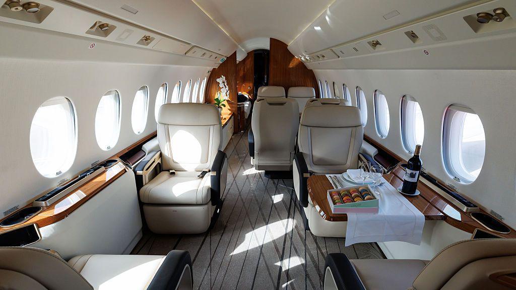 Plane makers chase Asia's super-rich with luxe new private jets - BBC News