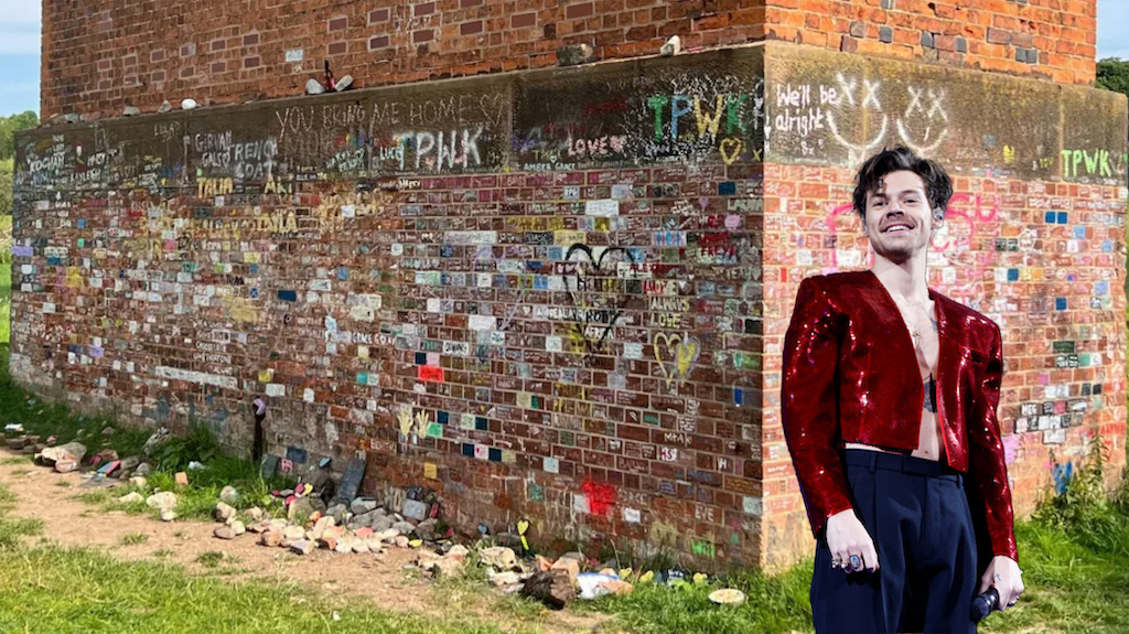 Harry Styles bridge: Why fans have a new place to leave messages - BBC ...