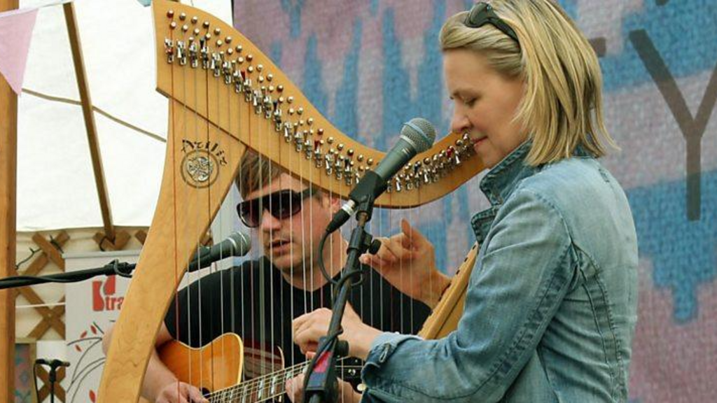 Cerdd dant: Y grefft hynafol sy'n unigryw i Gymru - BBC Cymru Fyw