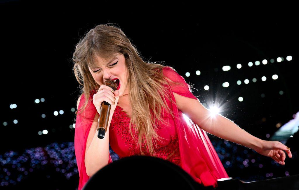 'Shwmae!': Taylor Swift yn cyfarch Caerdydd yn Gymraeg - BBC Cymru Fyw