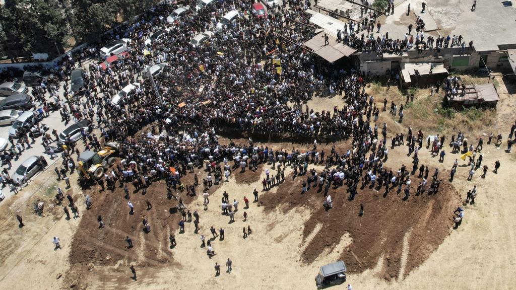 Jenin: Mourners fill streets for funerals as Israel ends assault - BBC News