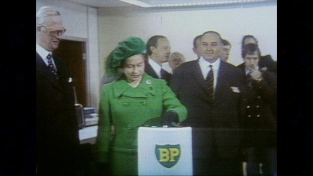 BBC Archive 1975: Queen opens first UK oil pipeline BP - BBC
