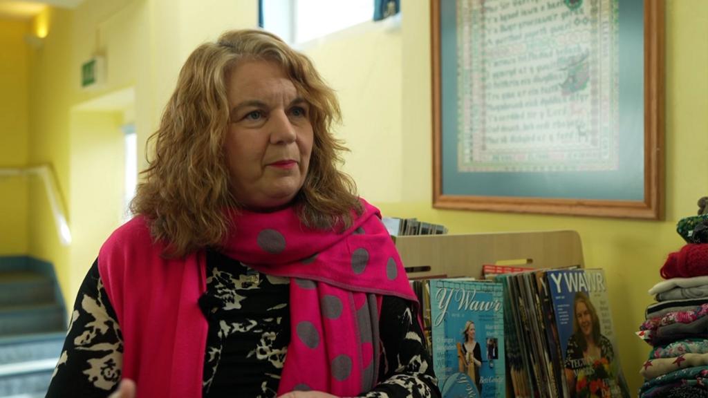 Cau banciau 'yn broblem i elusennau ar draws Cymru' - BBC Cymru Fyw
