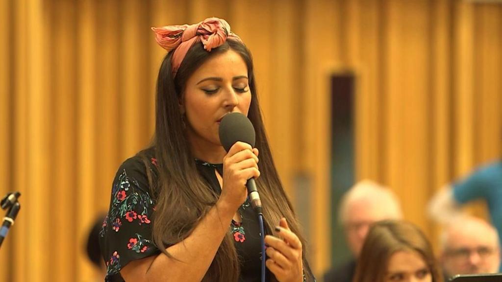 Alys Williams - Pan Fo'r Nos Yn Hir - BBC Cymru Fyw