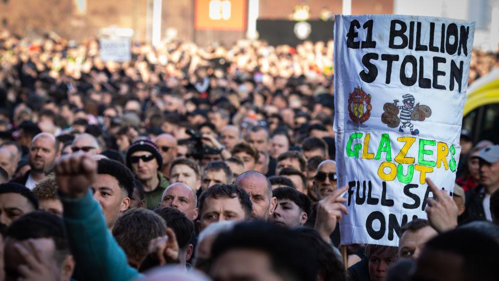 Man Utd news: Fans' anti-ownership protest before Arsenal - BBC Sport