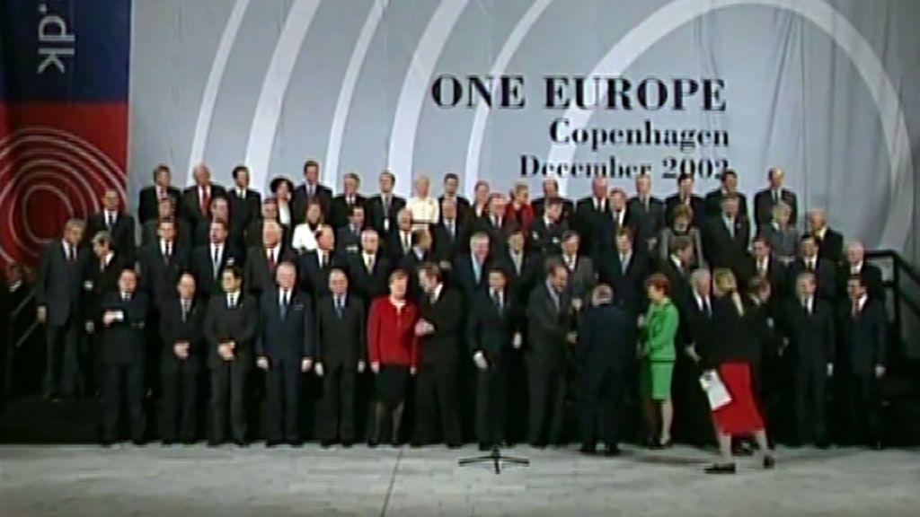 BBC Archive 2002: EU to get 10 more countries - BBC