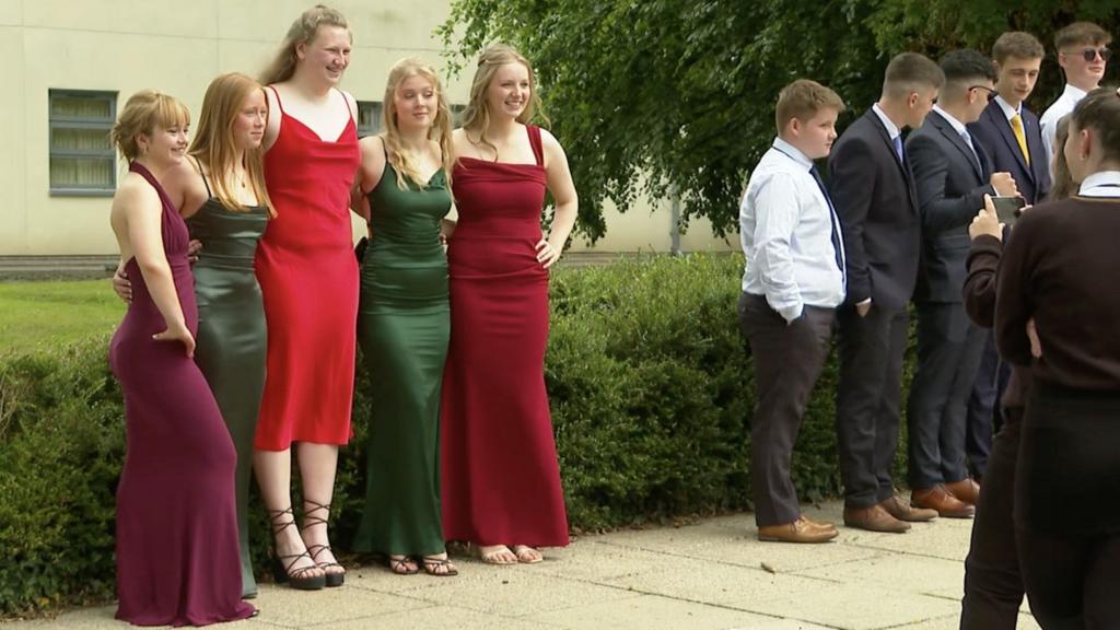 Ailddefnyddio dillad prom: 'Lot o bwysau i greu argraff' - BBC Cymru Fyw