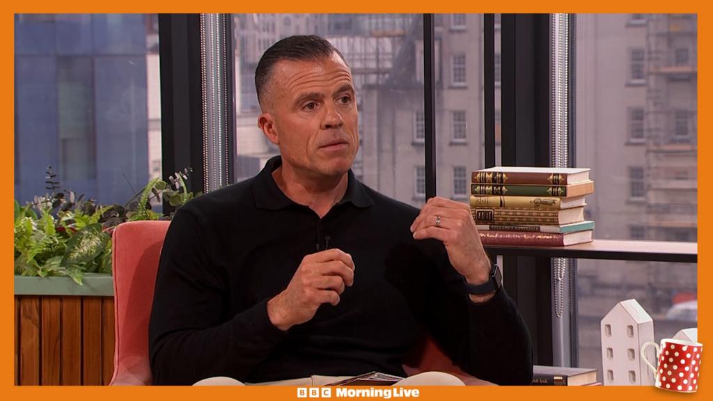 How to protect yourself from ATM fraud - BBC