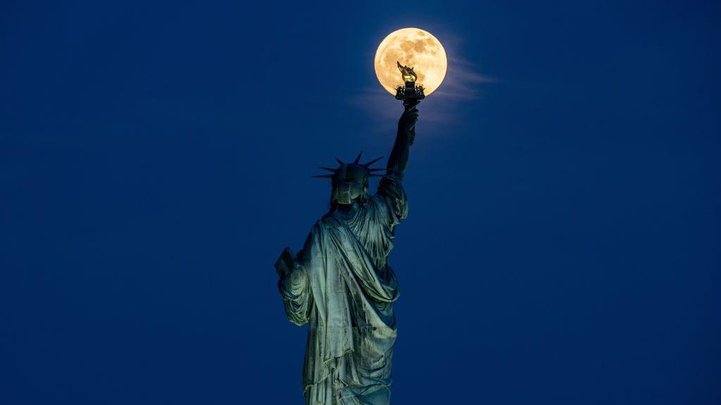 Flower Moon: Incredible pictures from around the world - BBC Newsround