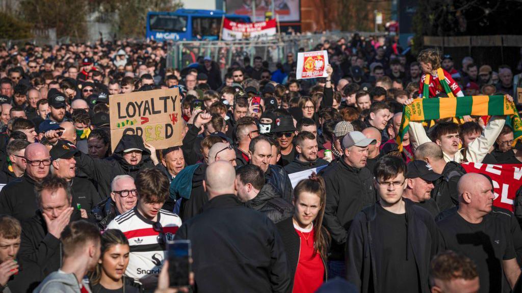 Man Utd news: Fans' anti-ownership protest before Arsenal - BBC Sport