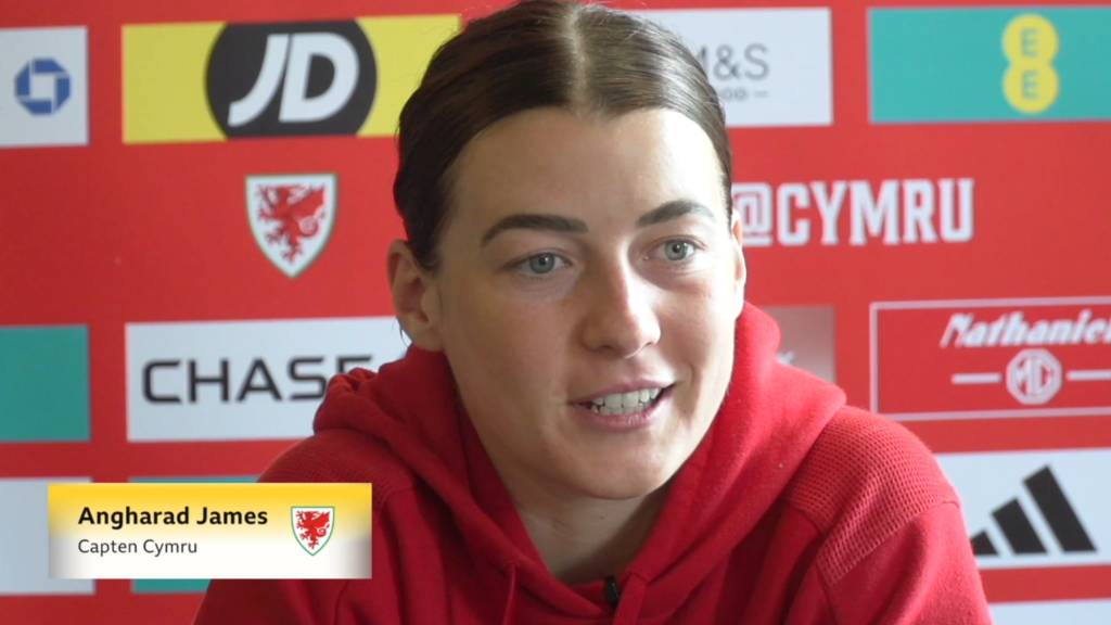 Arwain Cymru yn 'foment gwych' i'r capten Angharad James - BBC Cymru Fyw