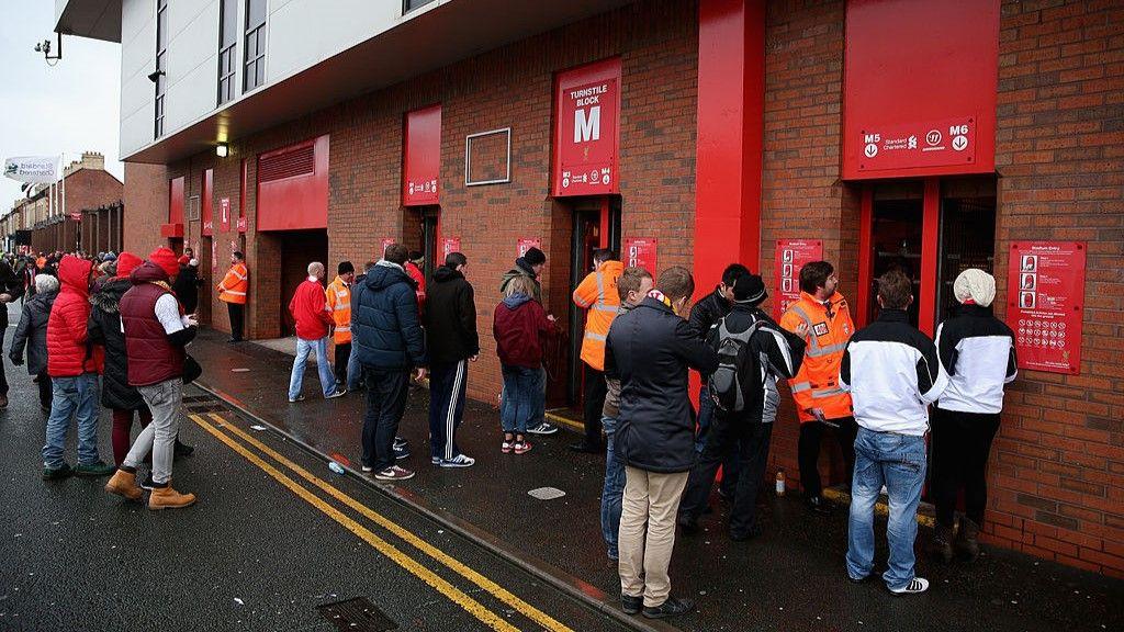 Liverpool news: Anfield queues 'unsettling some fans' - BBC Sport