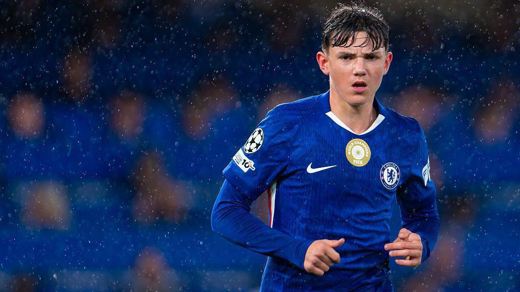 Chelsea news: Reggie Walsh signs first professional contract - BBC Sport