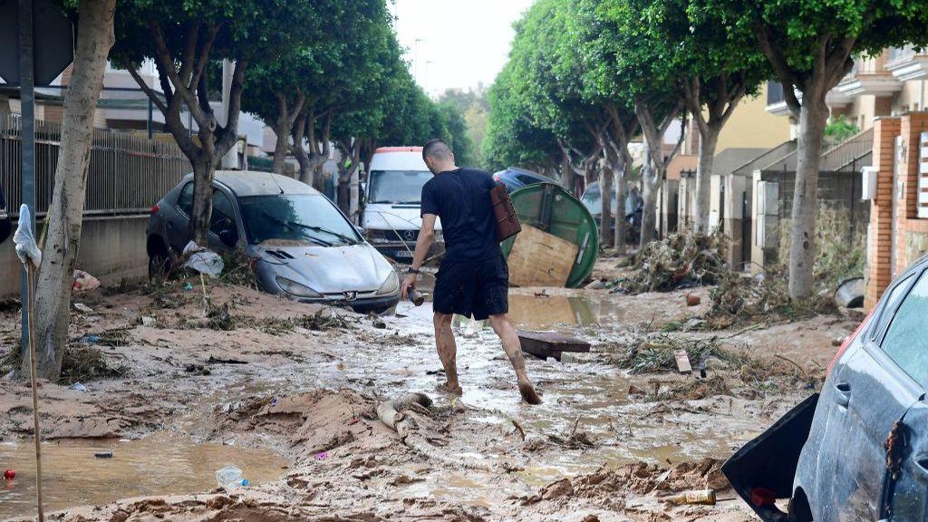 Anger in flood-hit Valencia as Spain's PM deploys more troops - BBC News