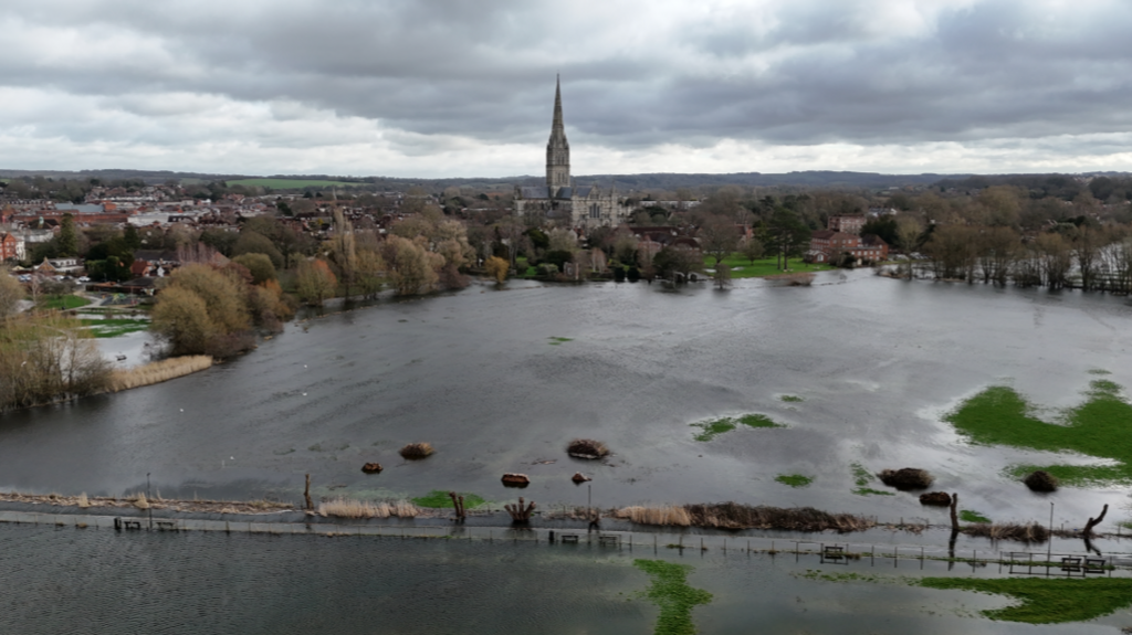 Salisbury: Flood warning issued for 100 city centre homes - BBC News
