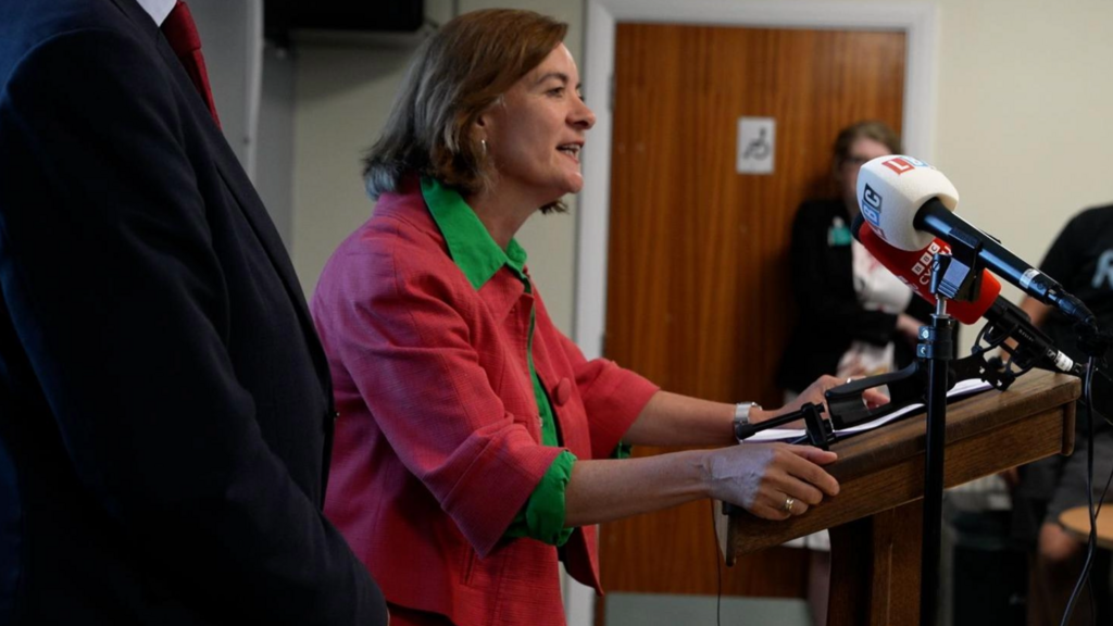 Eluned Morgan: Gobeithio y bydd menyw 'ar flaen y gad' - BBC Cymru Fyw