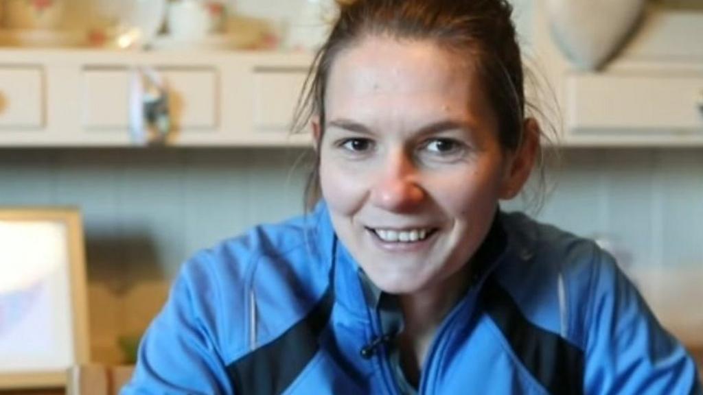 Caryl Mair Jones: Ffermwr, cyfrifydd a rhedwr - BBC Cymru Fyw