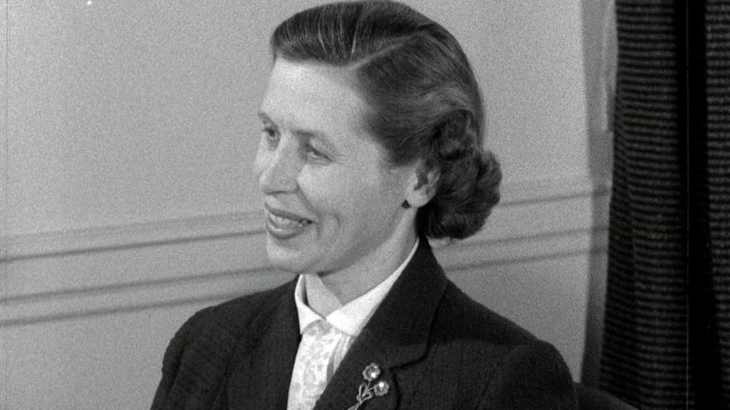 BBC Archive 1958: Britain's first female bank manager - BBC