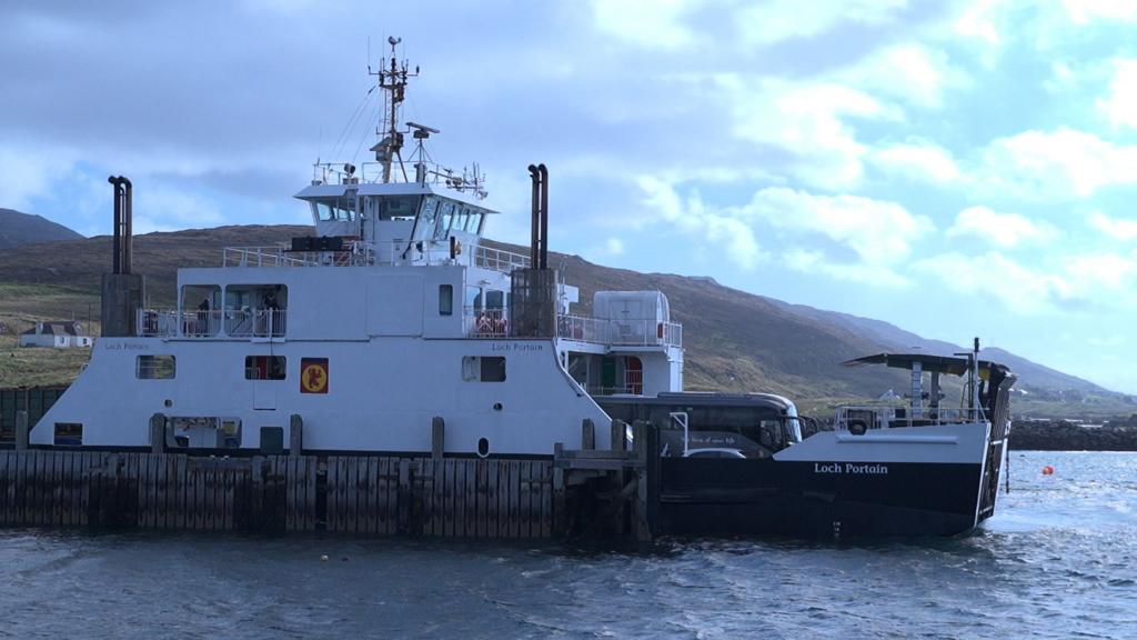 Obair a dhìth anns an t-Òib ma tha dà bhàt-aiseig ann - Naidheachdan a ...