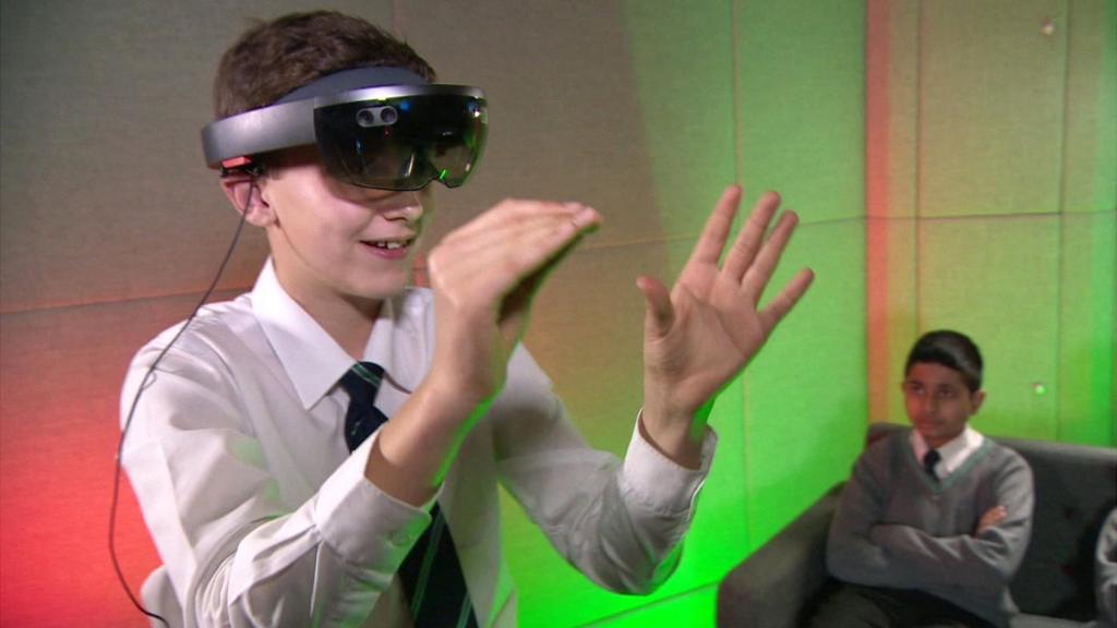 Kids review the top virtual reality headsets - BBC Newsround