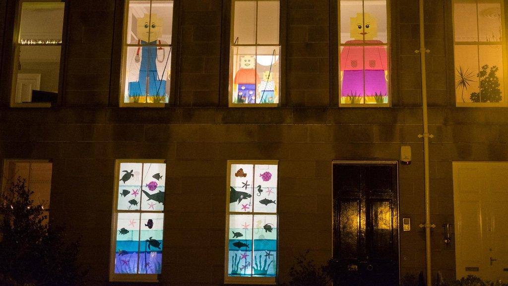 In pictures: Strathbungo Window Wanderland - BBC News