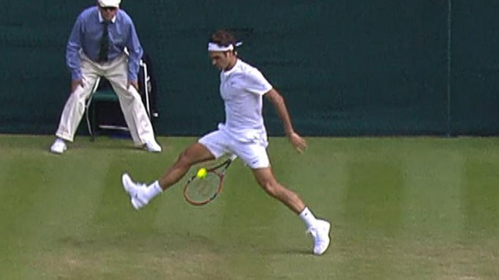 Wimbledon 2015: Roger Federer's outrageous 'hot dog' lob - BBC Sport