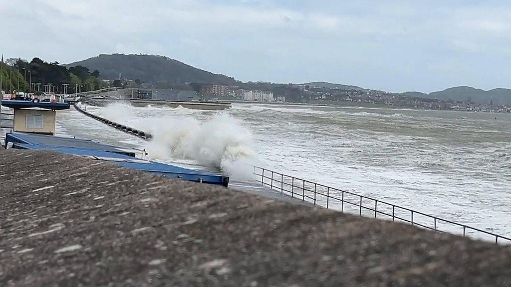 Bae Colwyn: Gwyntoedd cryfion yn arwain at dywydd garw - BBC Cymru Fyw