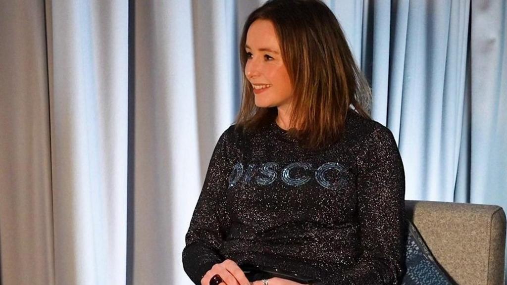 Lois Gwenllian o BBC Cymru Fyw yn holi Lisa Gwilym am ei chariad at ...