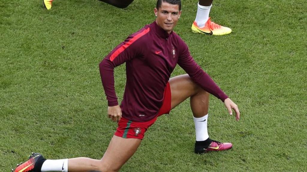 Ronaldo throws reporter's microphone into lake - BBC Newsround