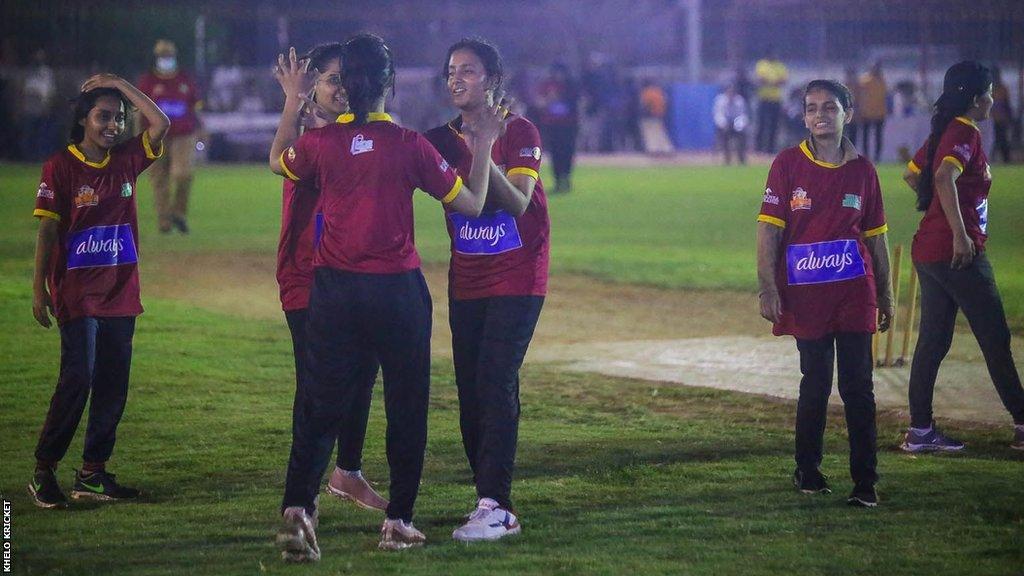 Khelo Kricket: The night tournament changing girls' cricket in Pakistan - BBC Sport