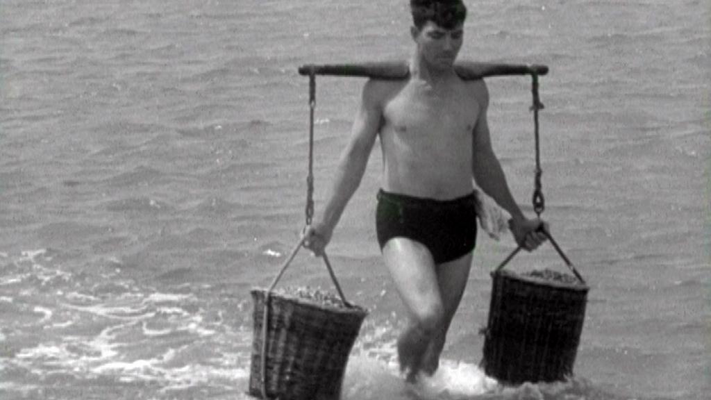 BBC Archive 1948: Cockle collecting at Leigh-on-Sea - BBC