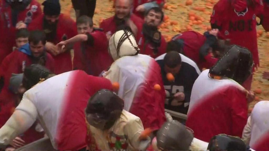 Thousands take part in Orange Battle in Italy - BBC Newsround