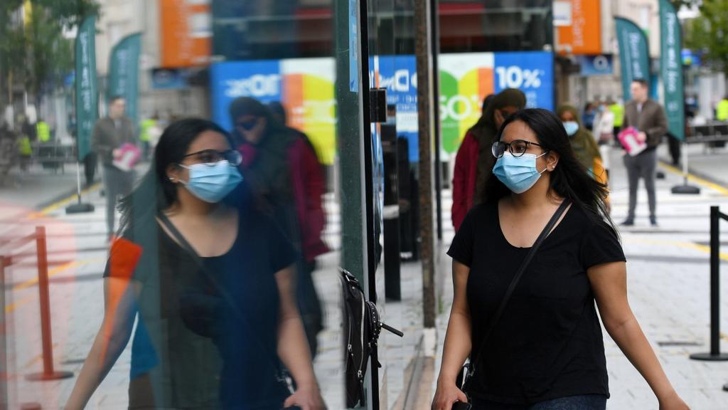 Coronavirus in Wales: Face masks required in shops - BBC News