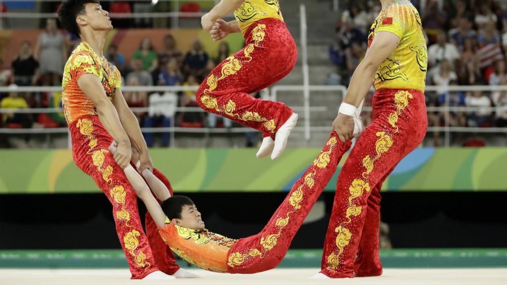 Rio Olympics 2016: Chinese acrobats' human skipping rope - BBC Sport