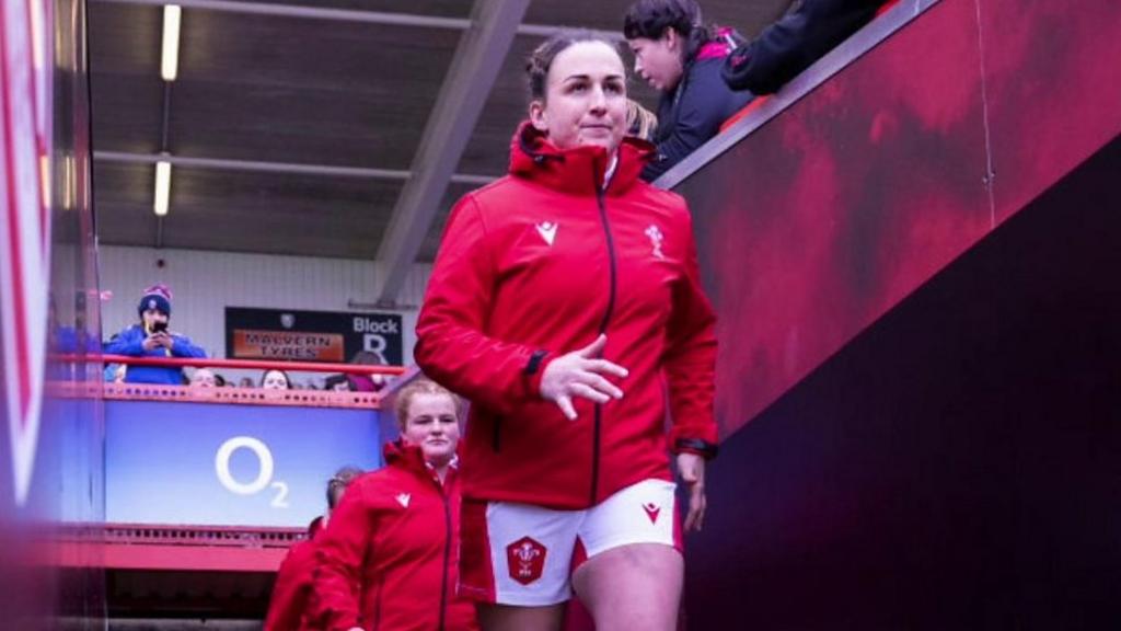 Siwan Lillicrap yn 'hapus' gyda'i phenderfyniad i ymddeol - BBC Cymru Fyw