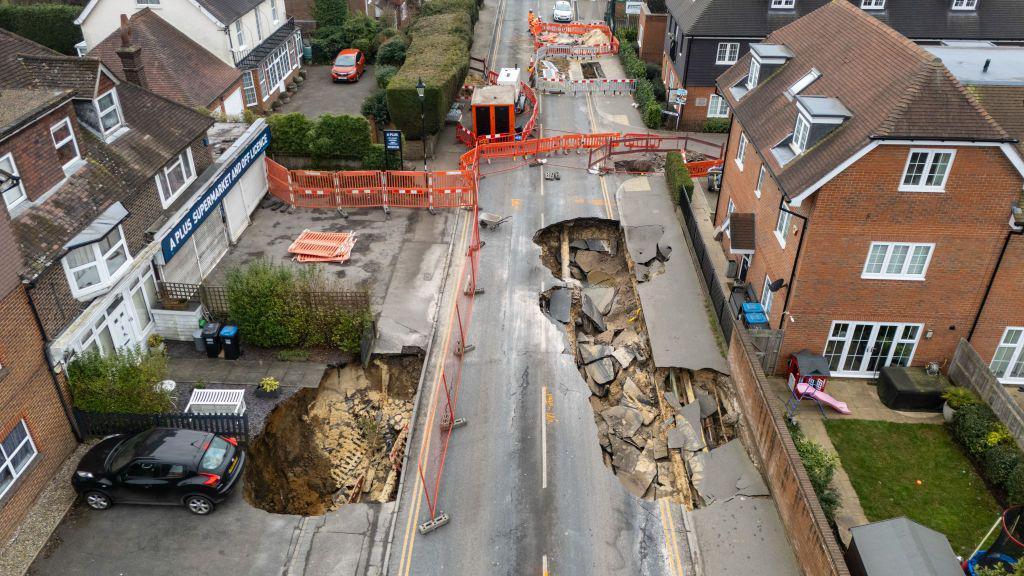 MP hopes sinkhole meeting in Godstone will give residents answers - BBC ...