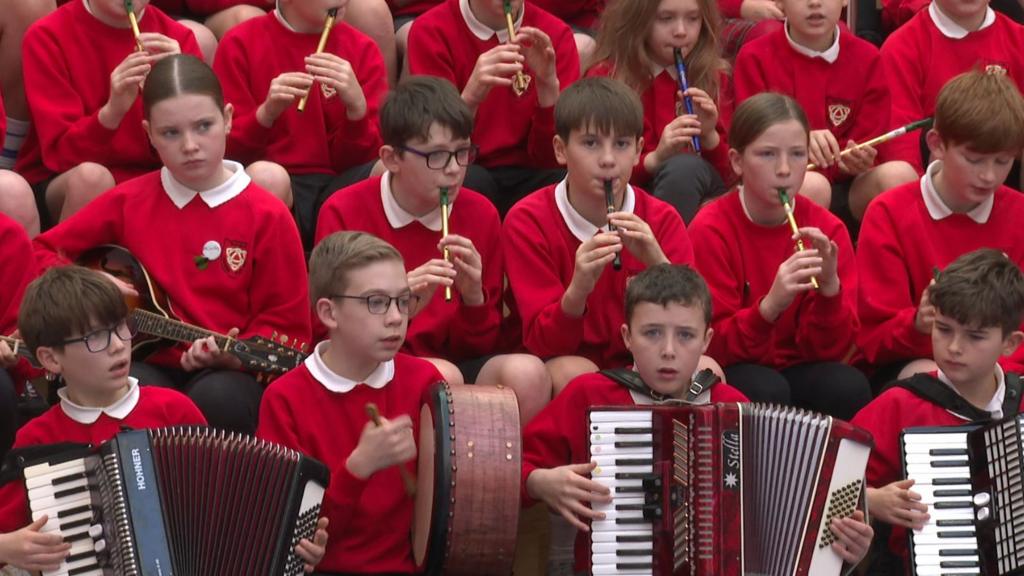 Bun-sgoil Ghàidhlig Phort Rìgh air duais òir ciùil fhaighinn ...