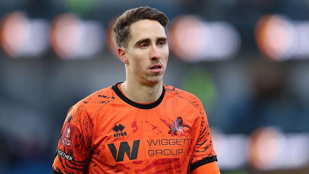 Steven Benda returns to Fulham from Millwall after loan spell - BBC Sport