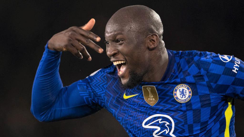 Romelu Lukaku transfer news: Chelsea striker joins Roma on loan - BBC Sport