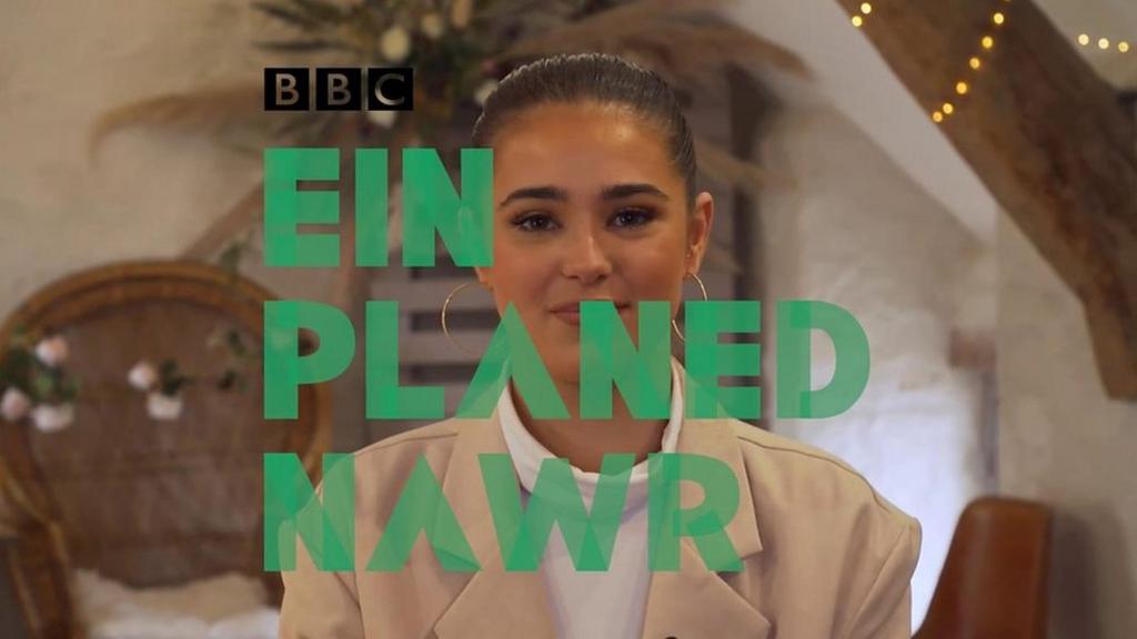 Llogi dillad i herio 'crisis' amgylcheddol y byd ffasiwn - BBC Cymru Fyw