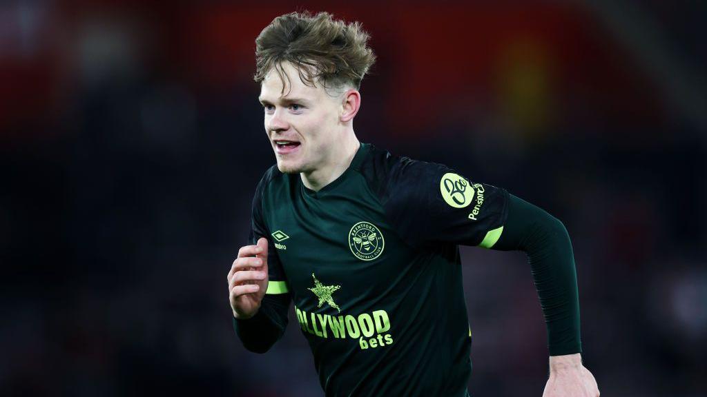 Keane Lewis-Potter contract: Brentford winger signs new deal - BBC Sport