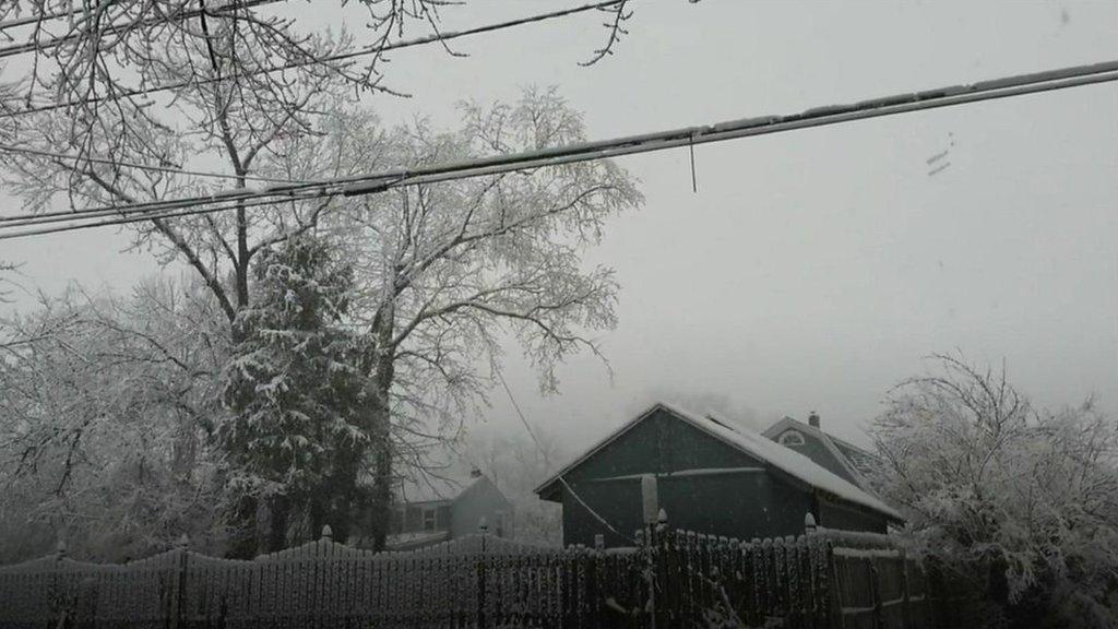 Winter storm dumps snow and knocks out power on US East Coast - BBC News