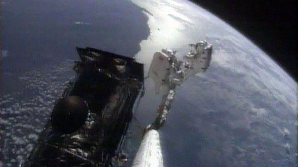 BBC Archive 1993 : Astronauts repair Hubble telescope - BBC