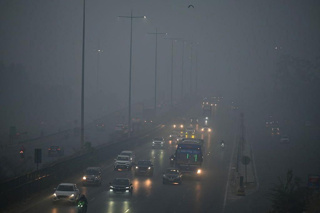Delhi air pollution: Toxic haze covers the capital - BBC News